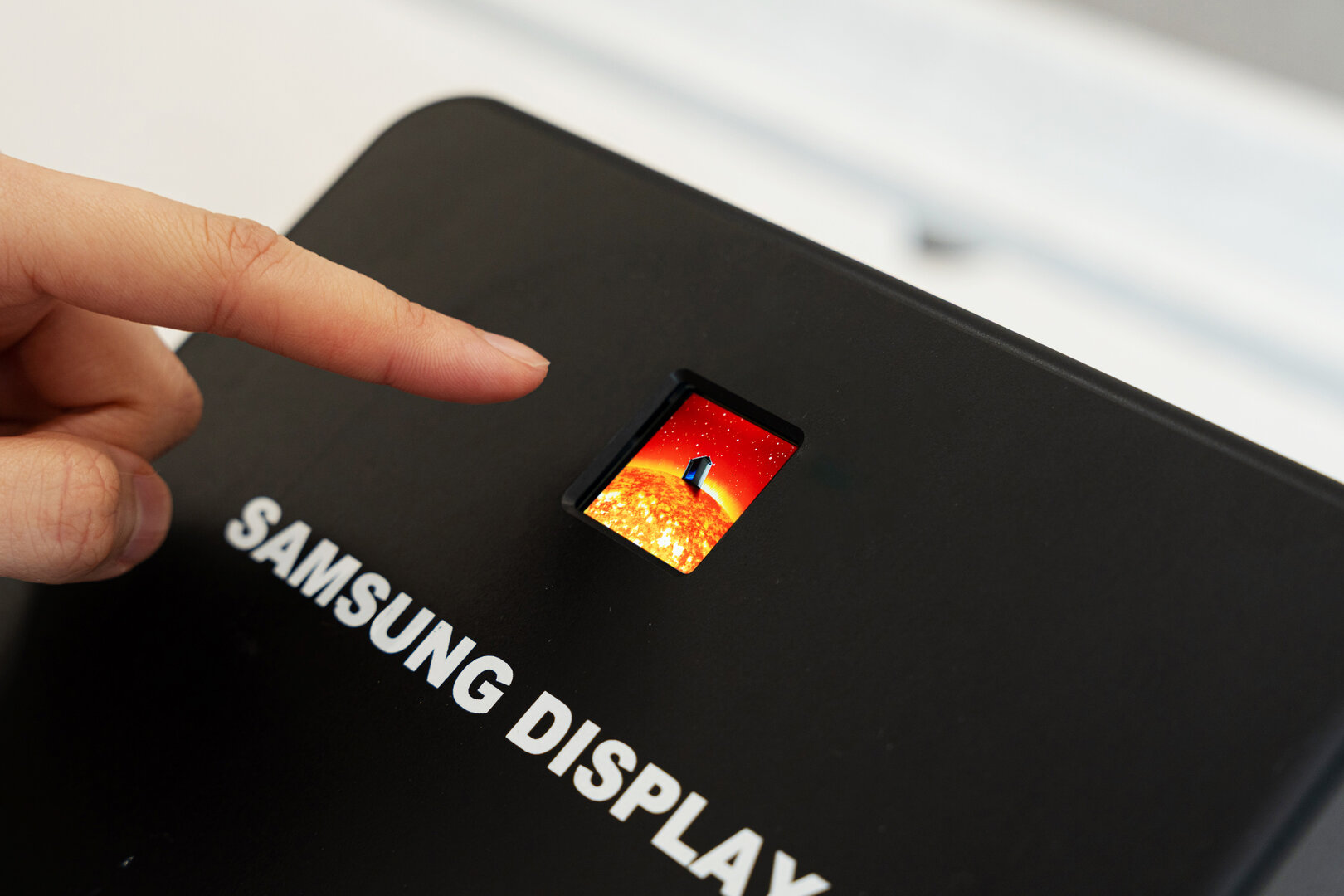 Display Week: Samsung zeigt EL-QD mit 400 nits und OLEDoS mit 5.000 ppi ...