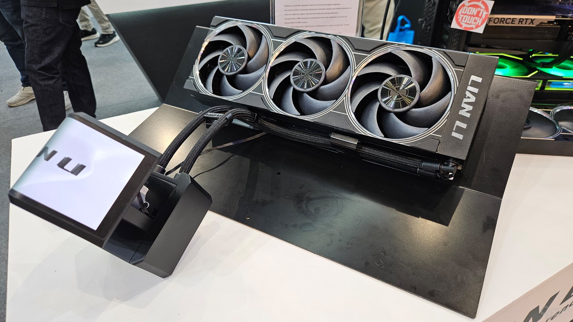 Lian Li Hydroshift II LCD: Das gebogene AiO-Display ist auch noch ...