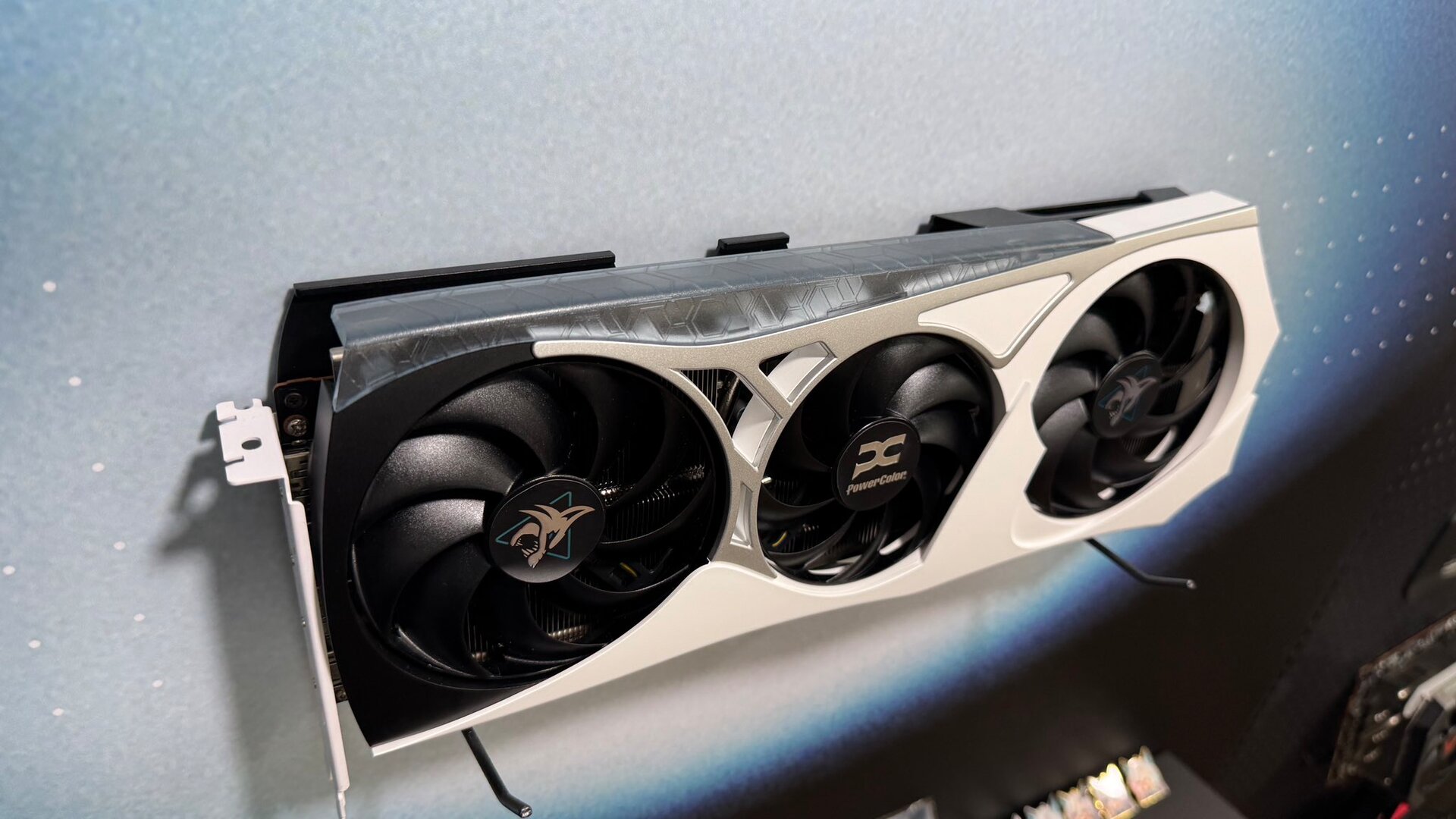 PowerColor: Backplate-Skin für Red Devil und neue Hellhound - ComputerBase