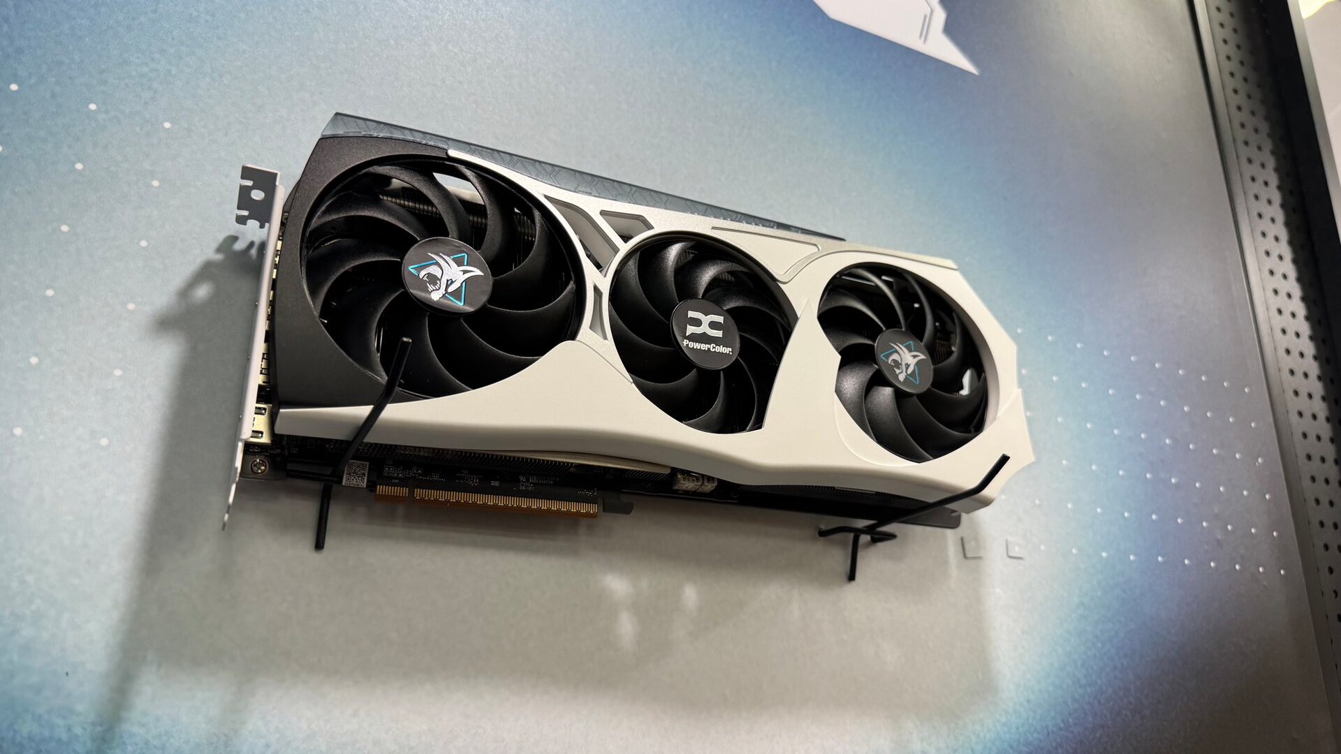 PowerColor: Backplate-Skin für Red Devil und neue Hellhound - ComputerBase