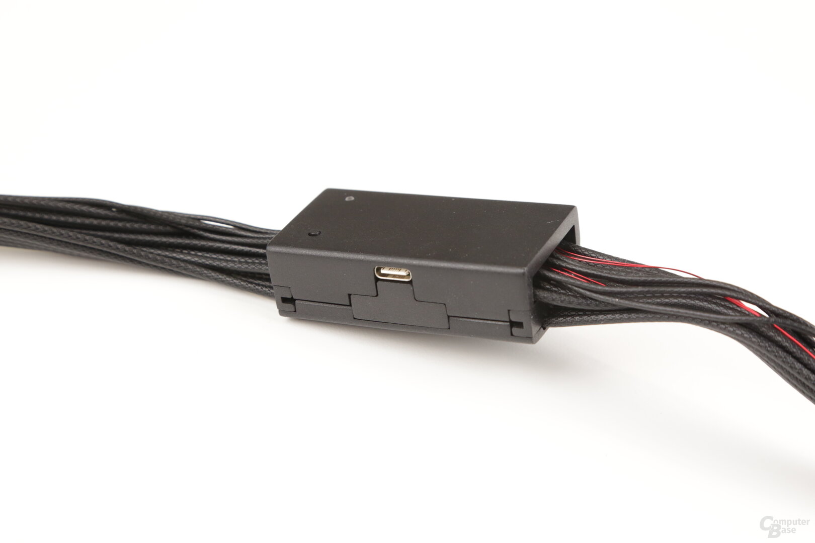 Die einfache Kabel-Lösung für das 12V-2×6-Stecker-Problem - ComputerBase