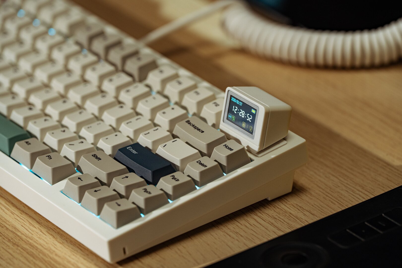 Epomaker RT98 mit Retro-TV: Tastatur setzt Nummernblock nach rechts ...