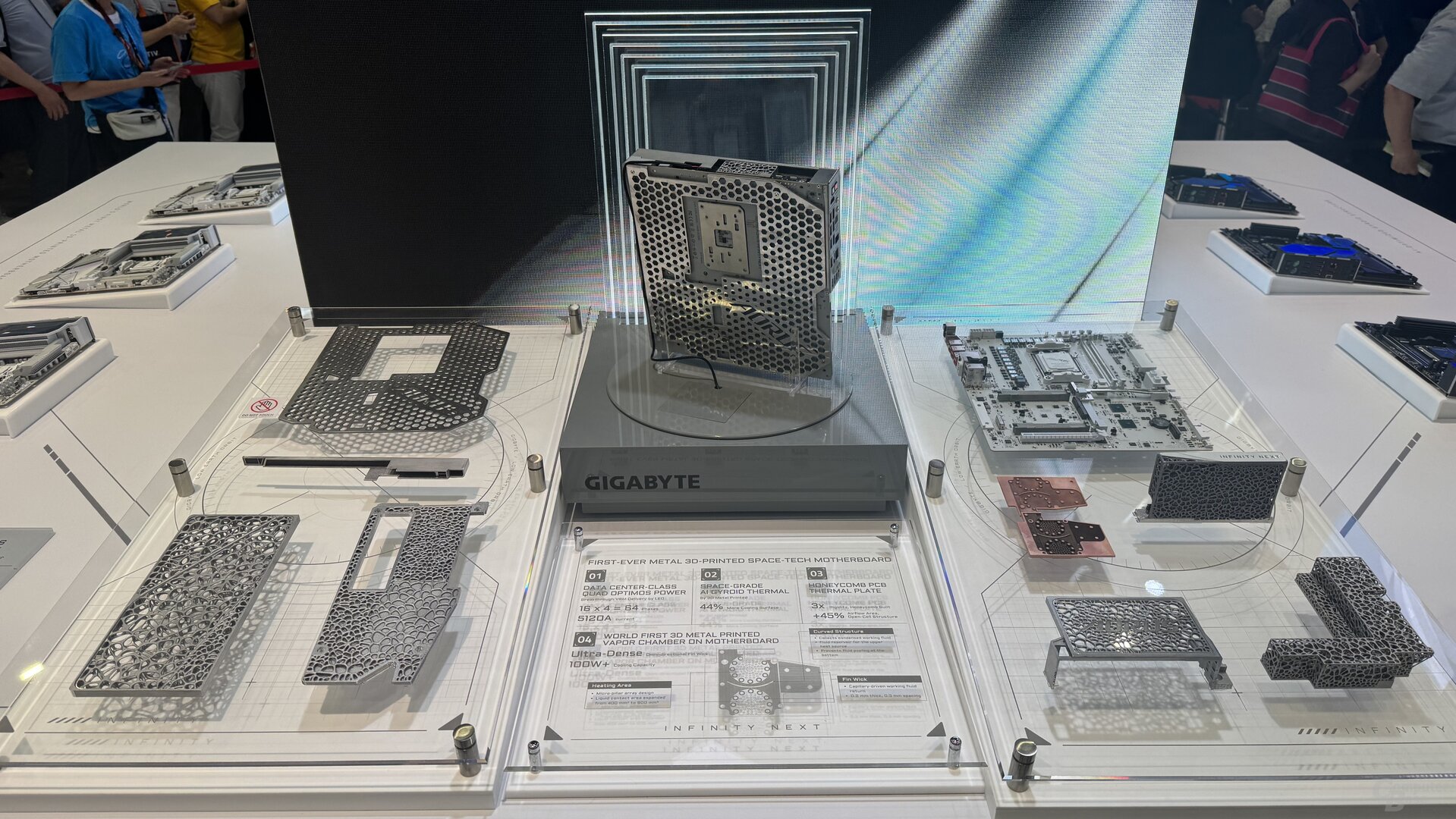 Aorus Infinity Mainboards: Organische Kühlkörper aus dem 3D-Drucker ...